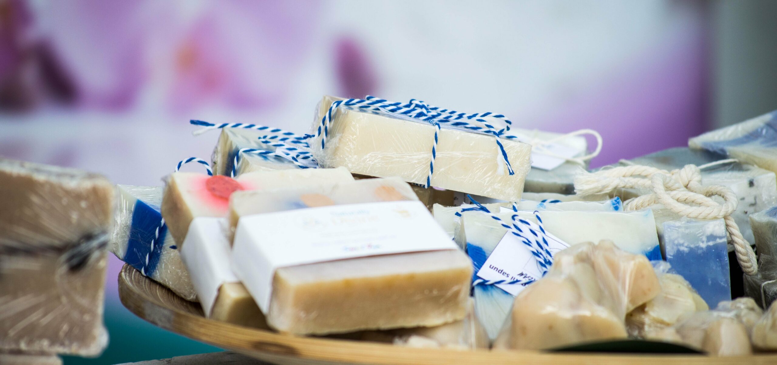 Savon naturel : la recette simple pour une peau heureuse ! - WeMystic ...