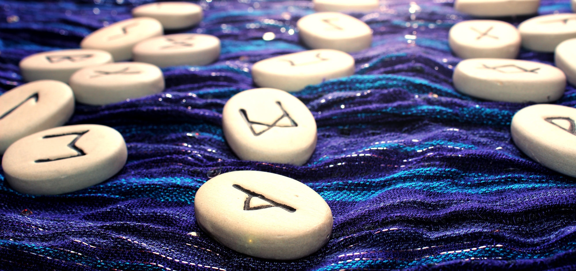 Tout ce qu’il faut savoir sur les runes futhark - WeMystic France