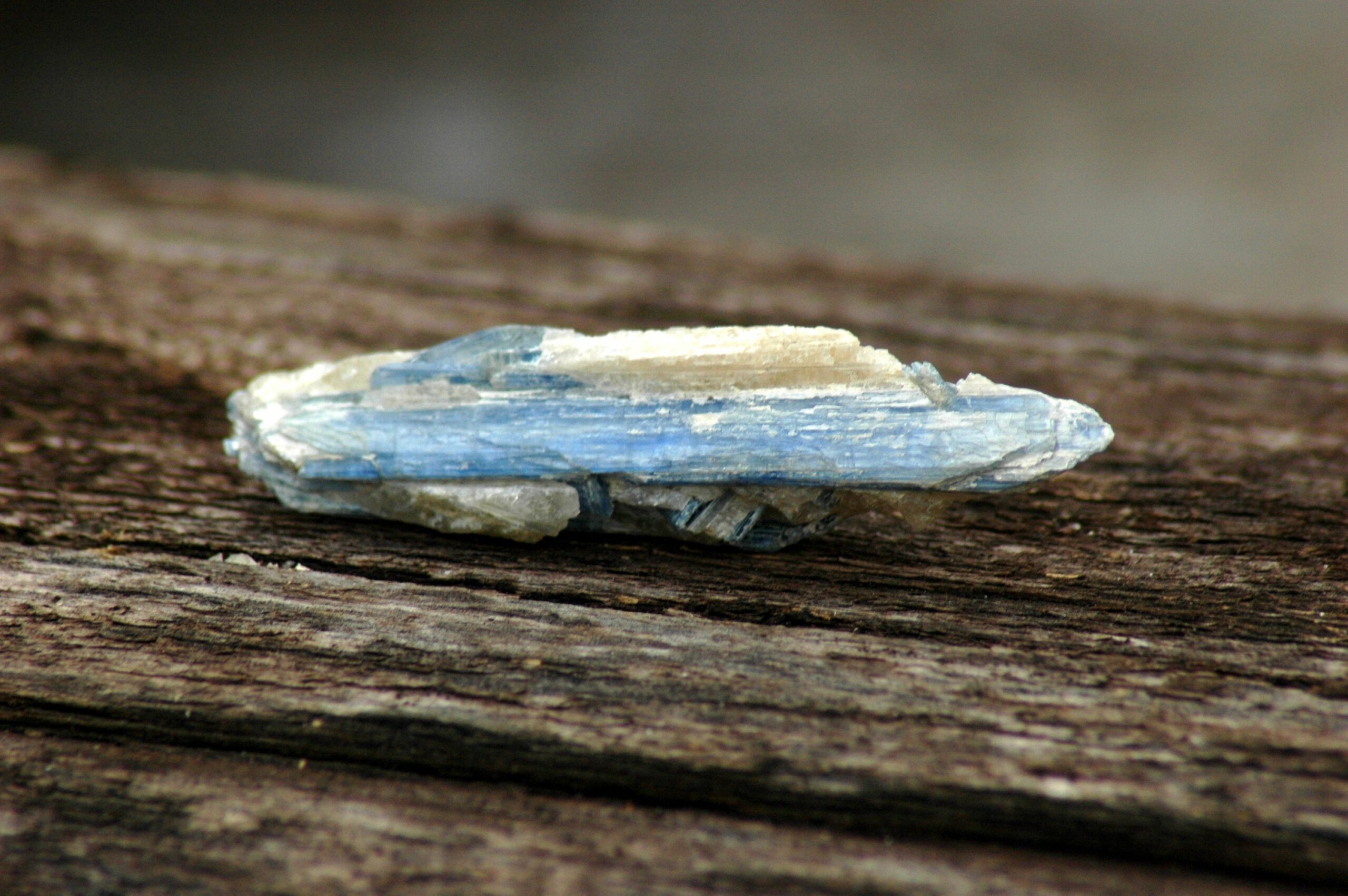 Minéralogie : tout ce qu’il faut savoir sur la cyanite - WeMystic France