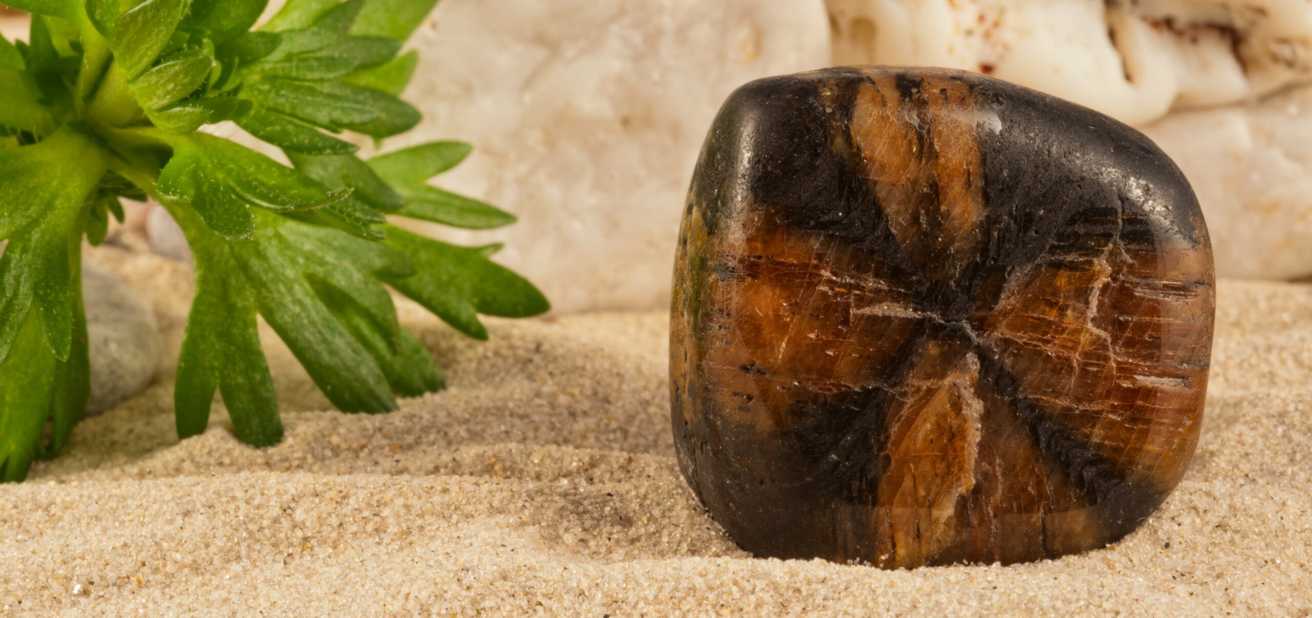 La pierre de protection Chiastolite et ses bienfaits - WeMystic France